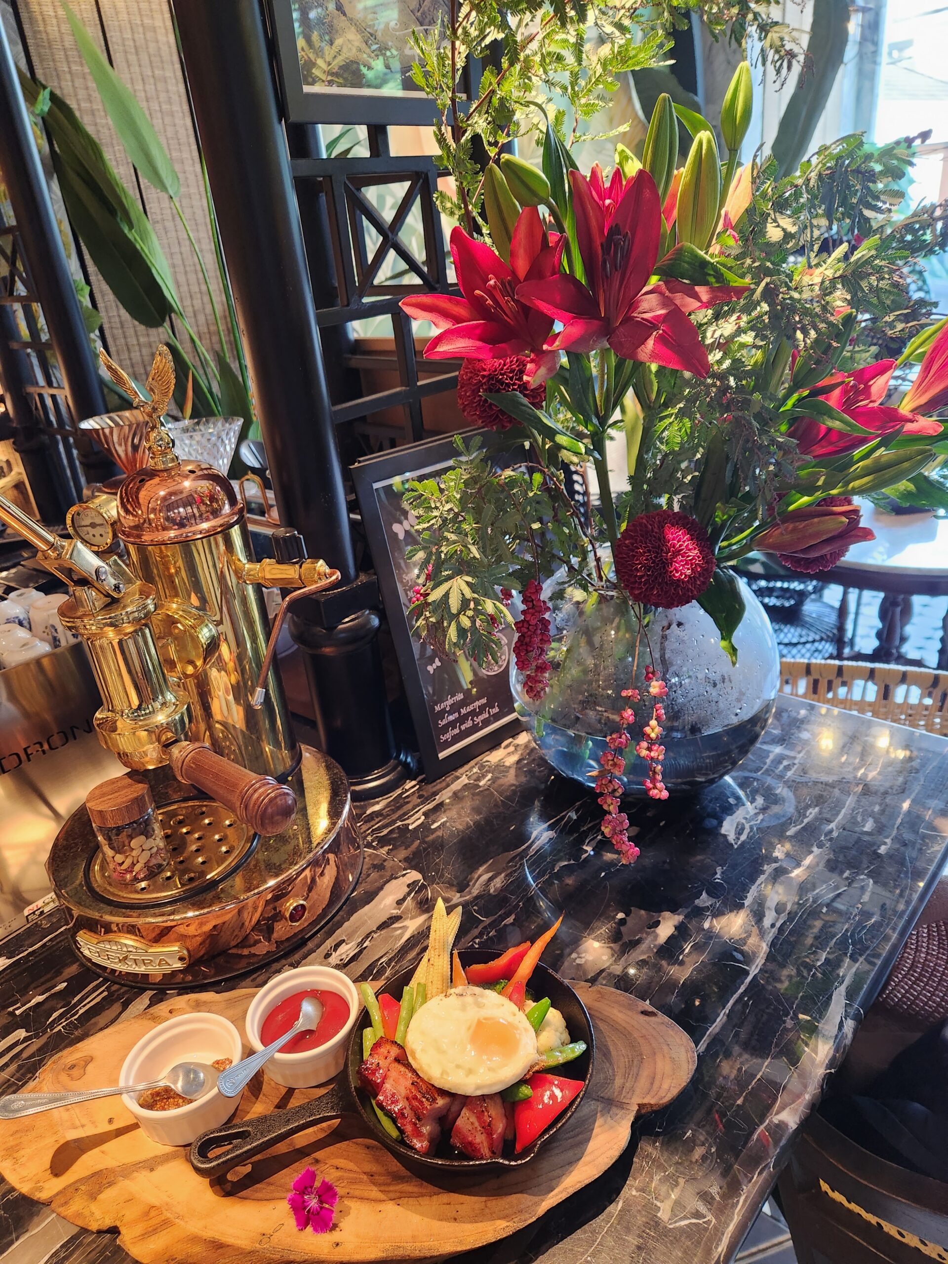 Flower arrangement at Fruitea - Bacchus Global